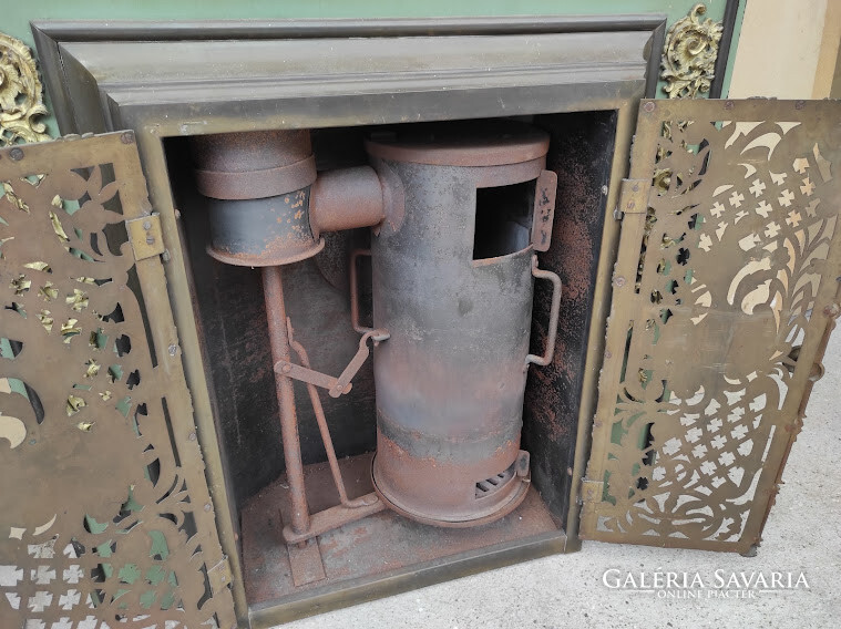 Antik kandalló kályha keret benne kályhával vésett vas sárgaréz rátétes ...