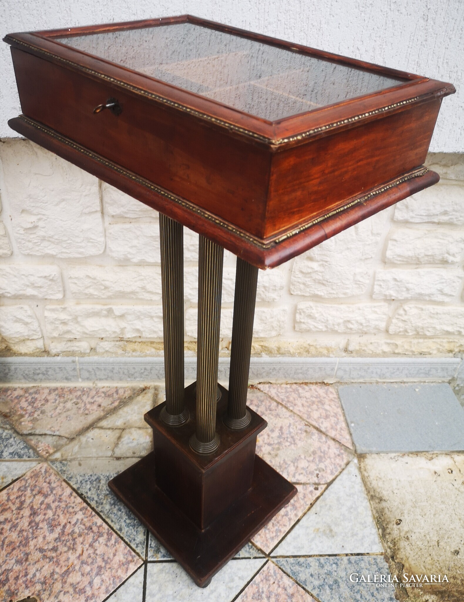 Antik bemutató vitrin asztal, dohányzó, laptop, home office, kulcc ...