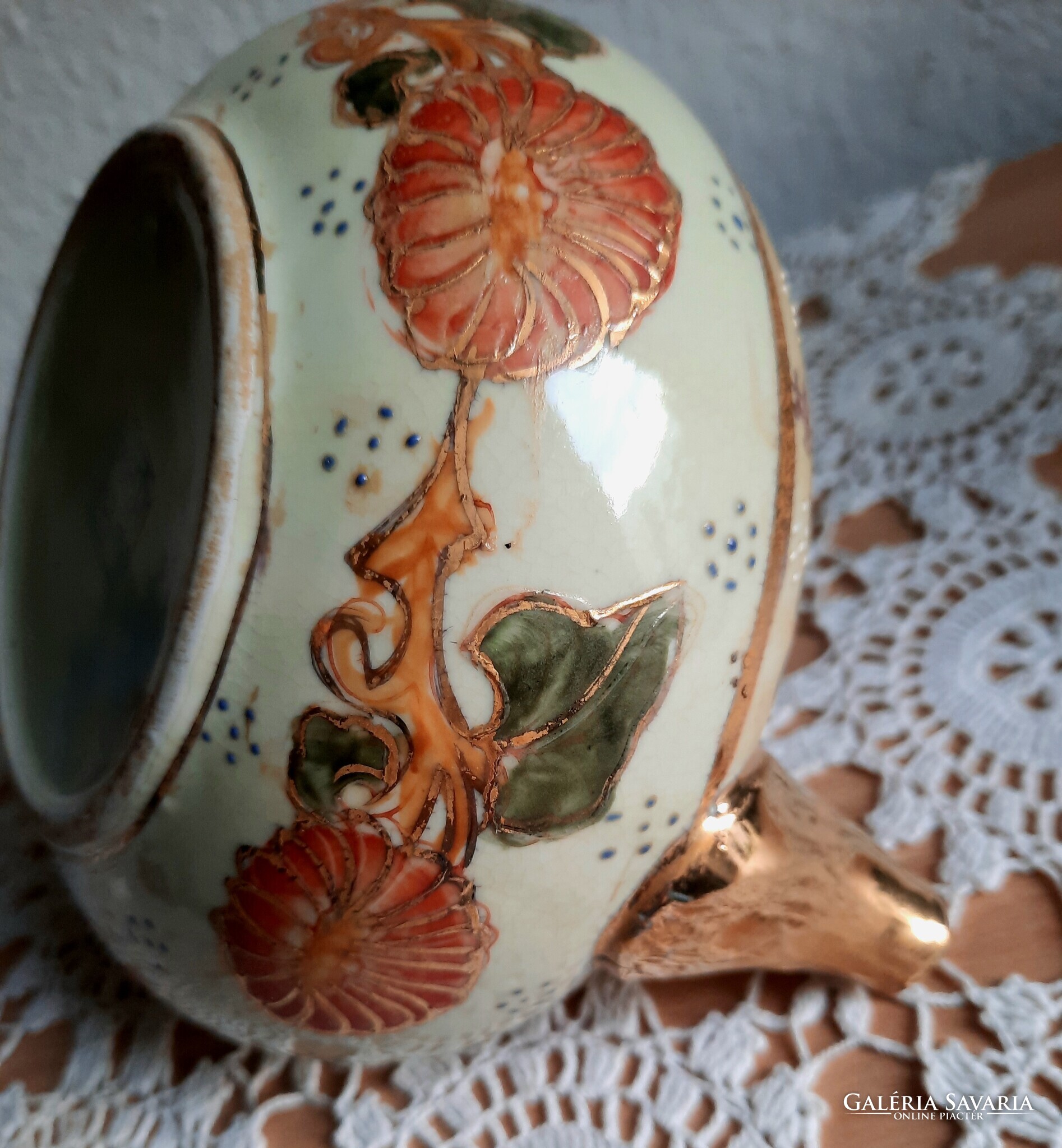 Kínai porcelán kiöntő, aranyozott füllel, csőrrel, zománcfestett ...