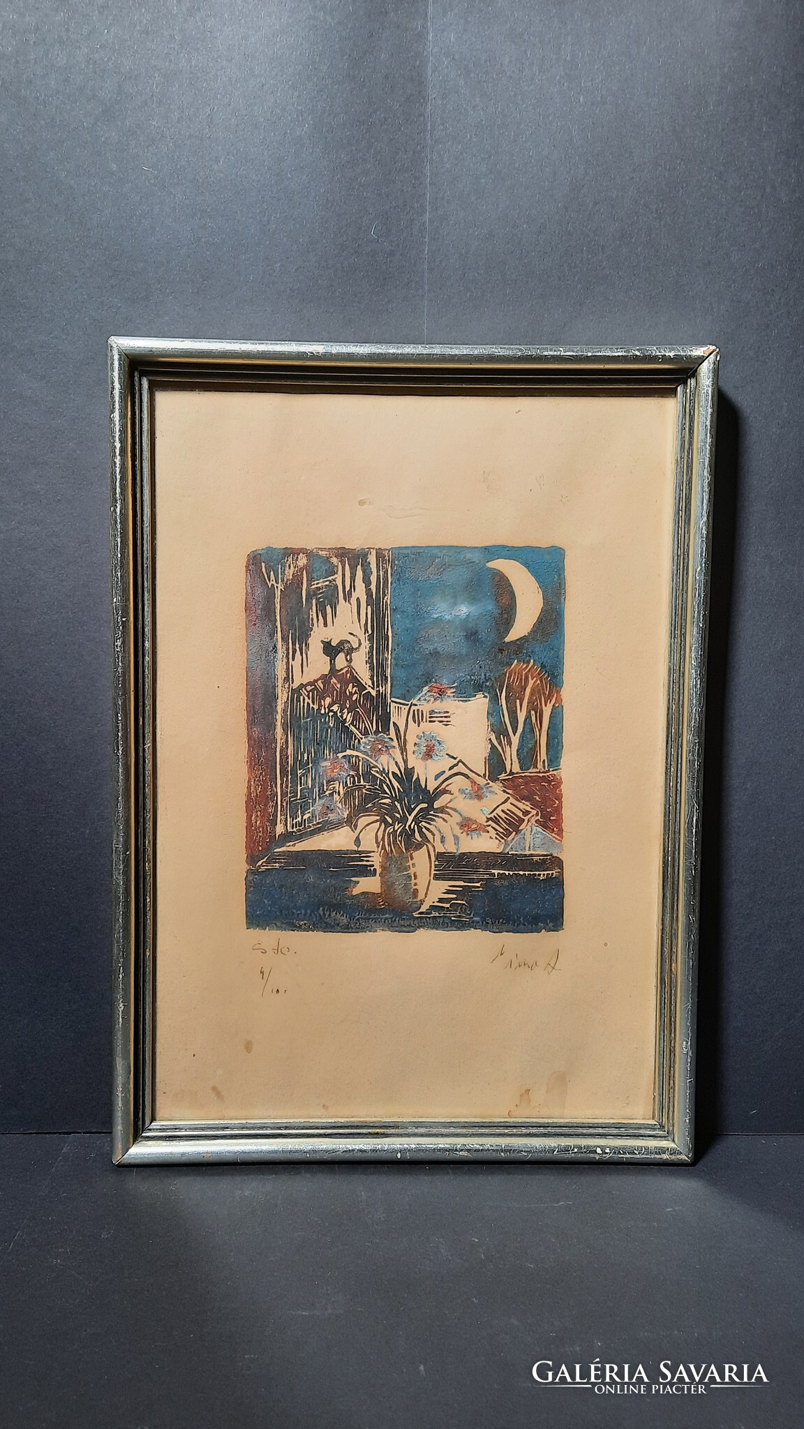 Vincze András: Csendélet holdfényben (linómetszet) virág az ablakban, este, háttérben macska ...