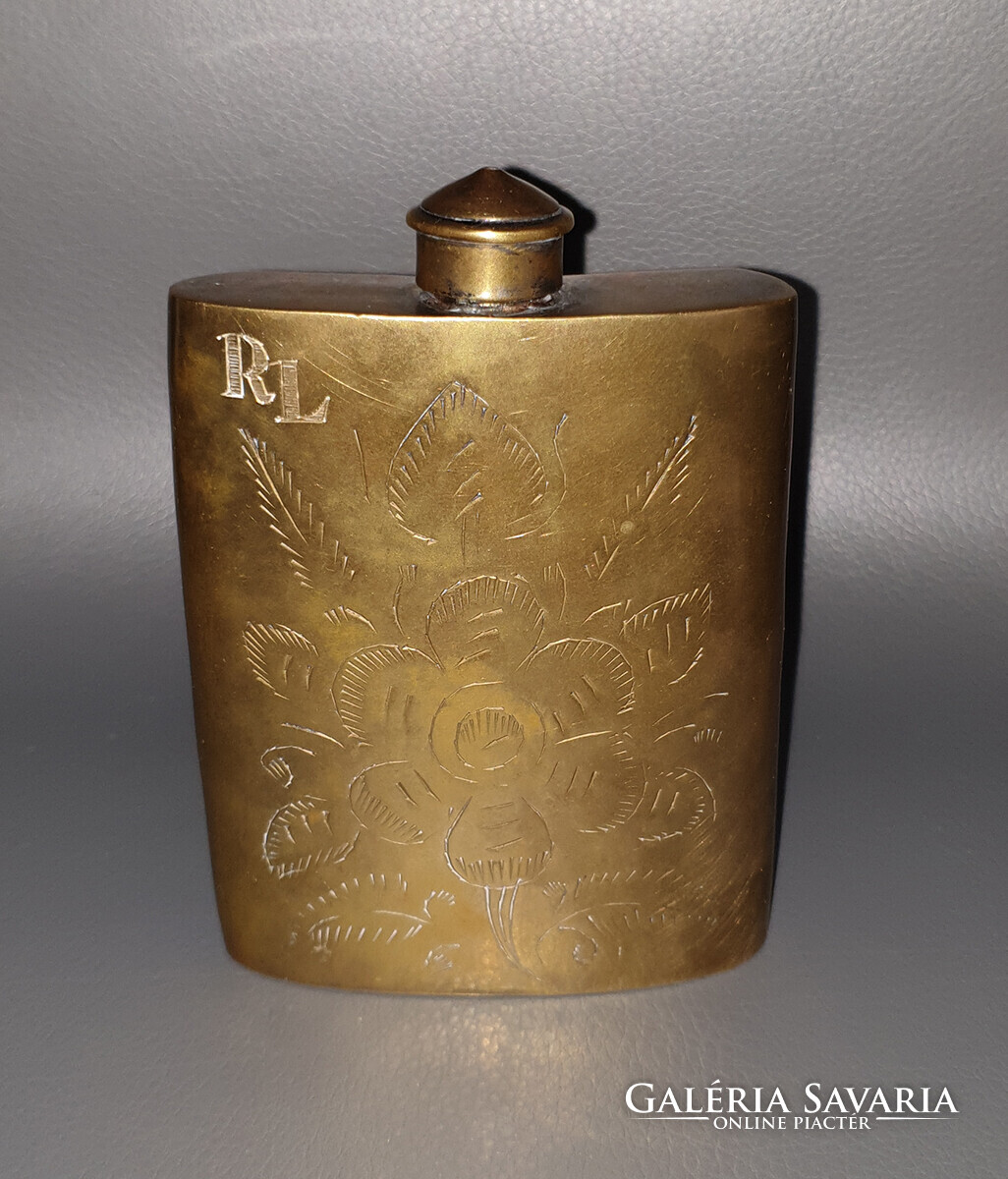 Kézzel gravírozott, nikkelezett, masszív(358g) réz flaska, eredeti dobozában (1930–1940 ...