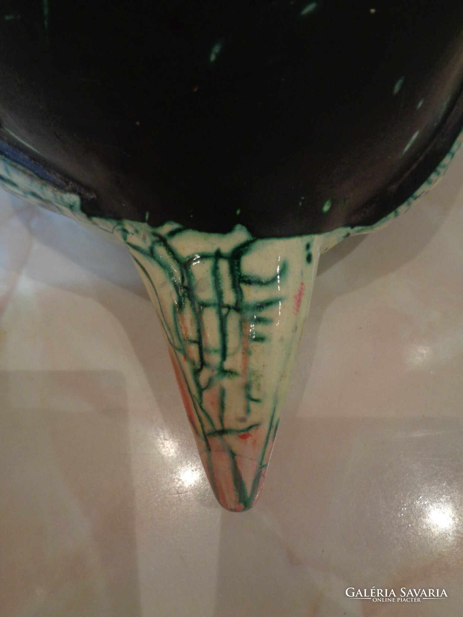 Stilizált madár, valószínűleg egy tukán művészi ábrázolása. - Kerámia ...