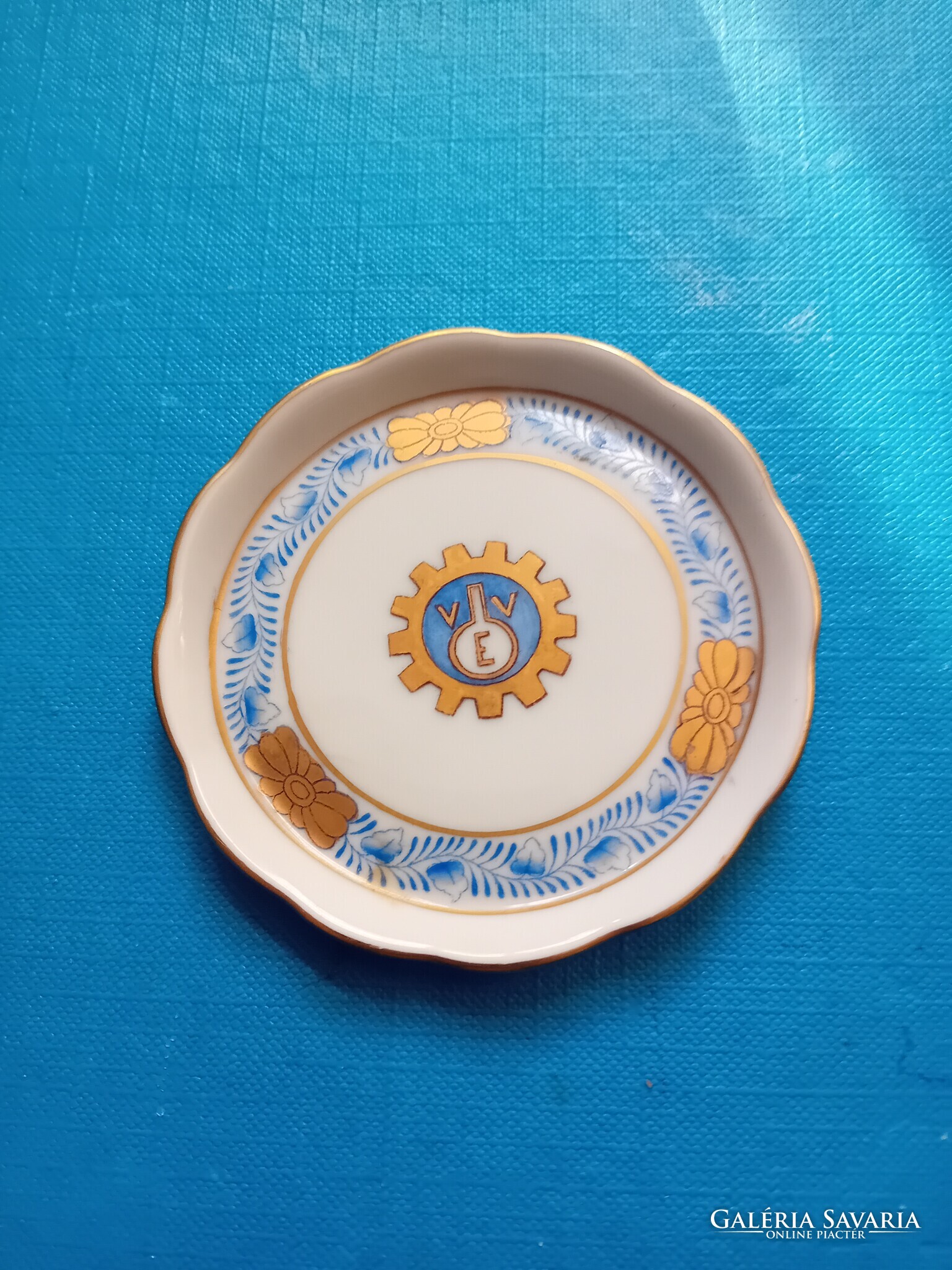 Herendi poháralátét tálka a Veszprémi Vegyipari Egyetem jubileumára ...