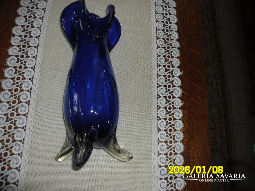 Kék, három lábon álló, szakított üveg aljú, vastag falu, nagy váza ...