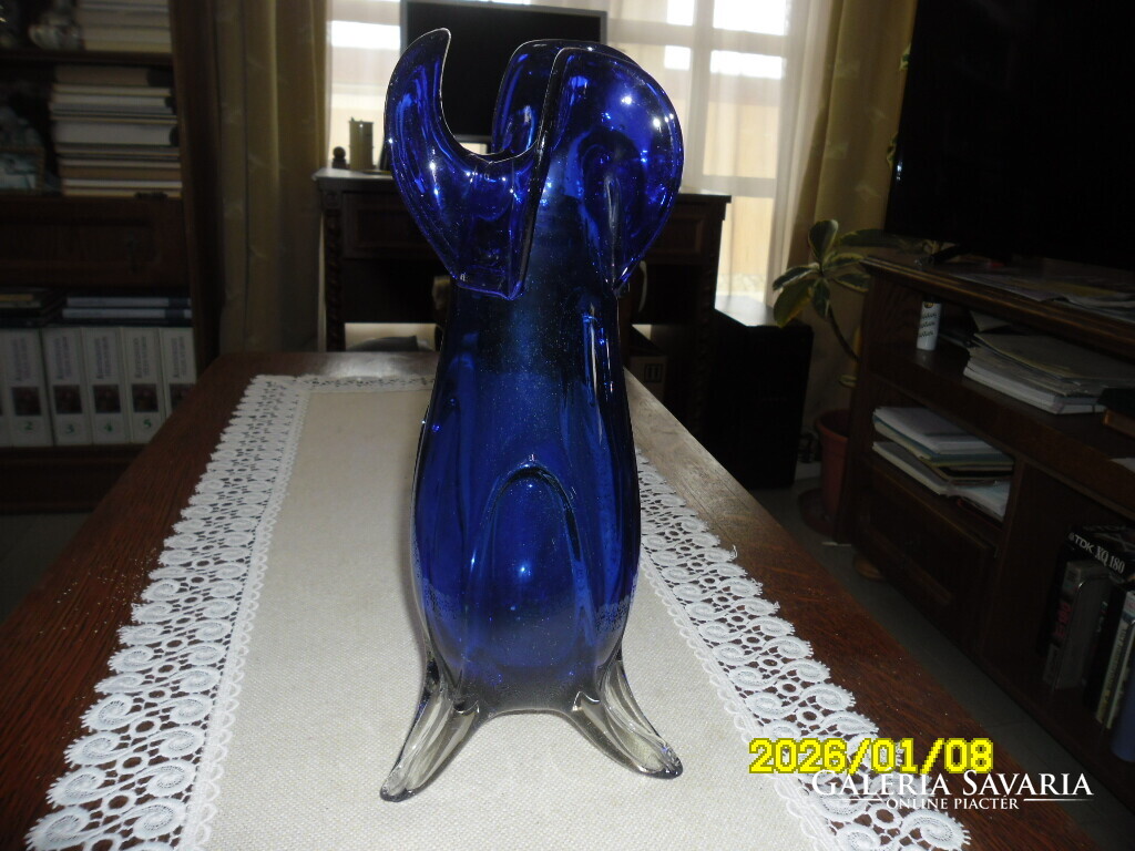 Kék, három lábon álló, szakított üveg aljú, vastag falu, nagy váza ...